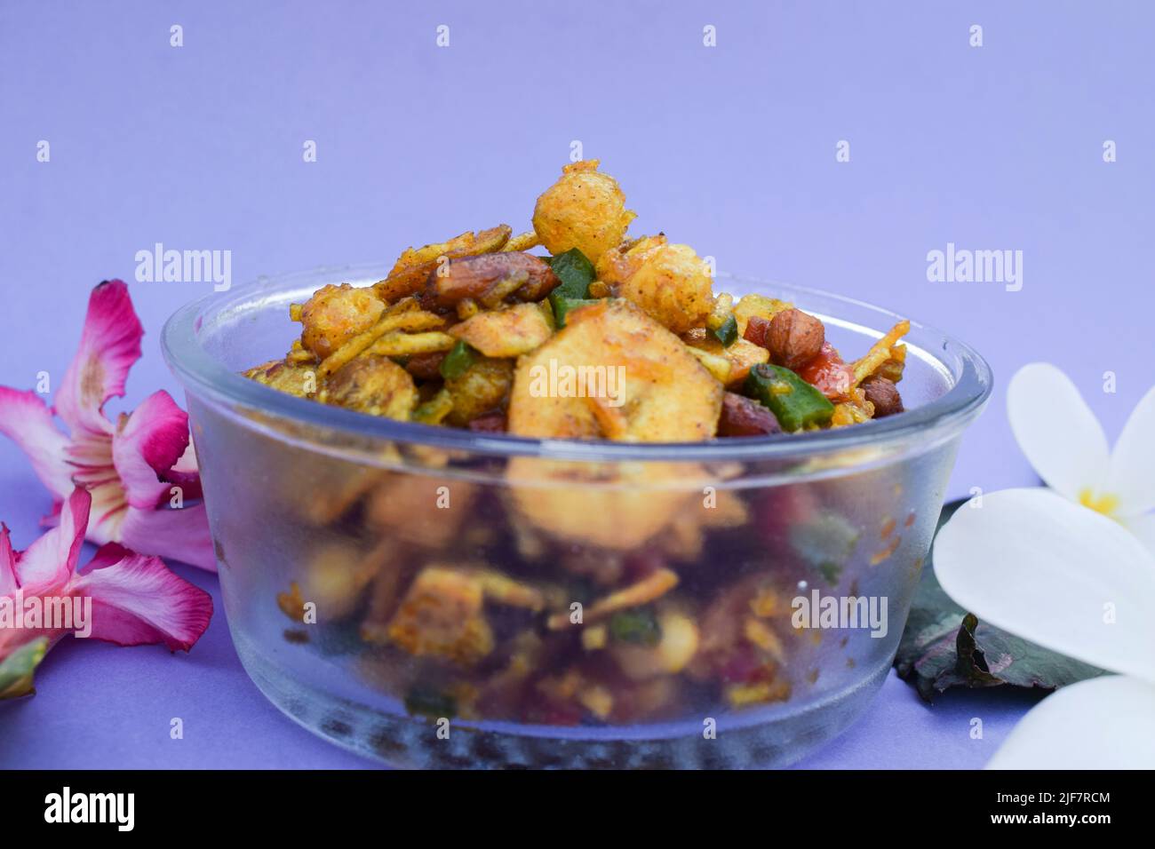 Farali bhelpuri fait avec des ingrédients de faradi comme des chips de ...