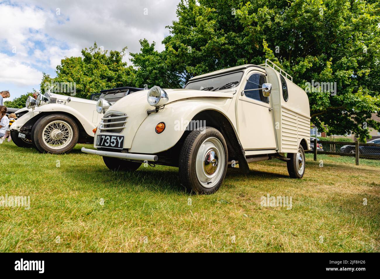 Old classic citroen 2cv motor Banque de photographies et d’images à ...