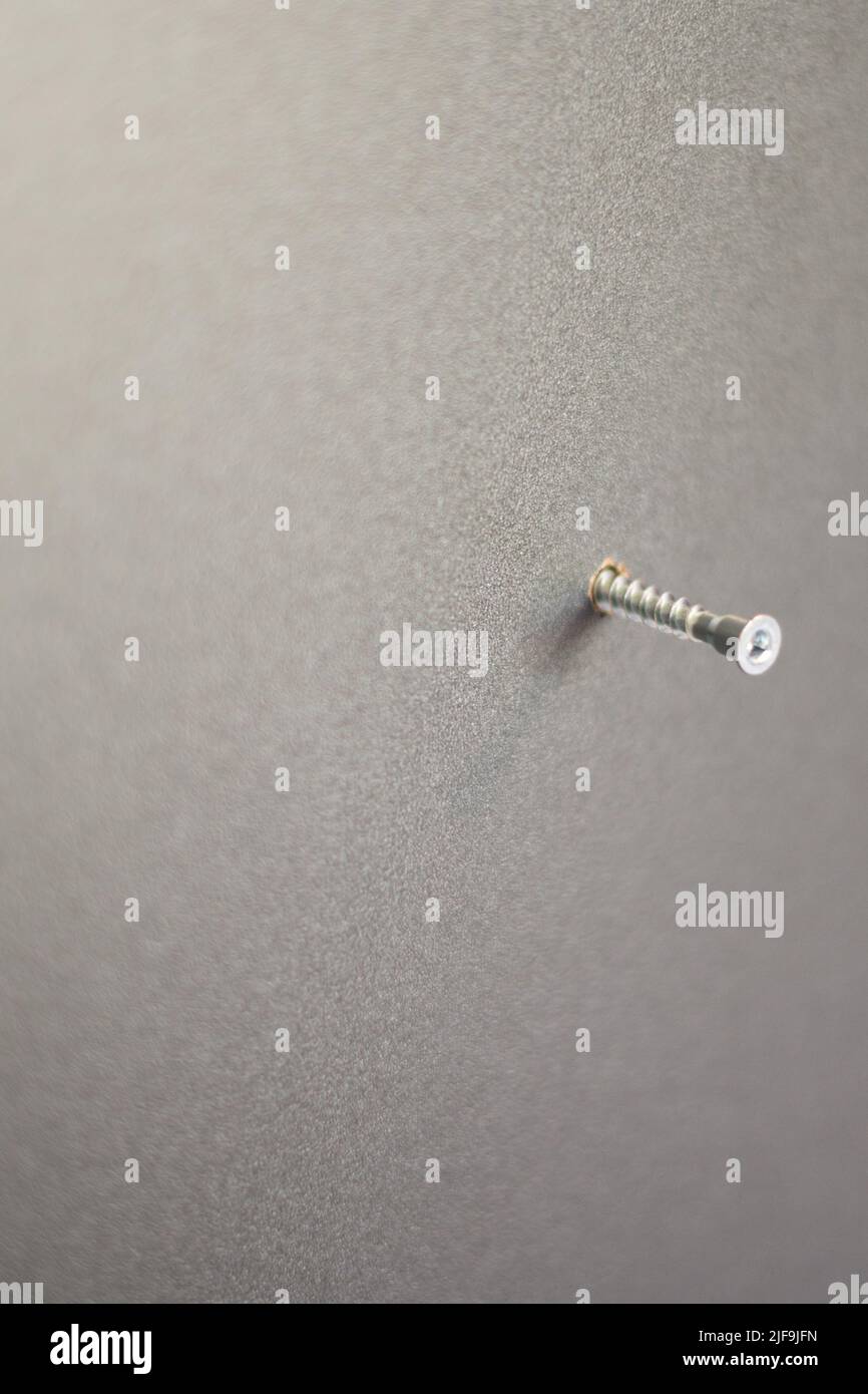 Le processus de vissage de la vis, l'installation d'une armoire de ...