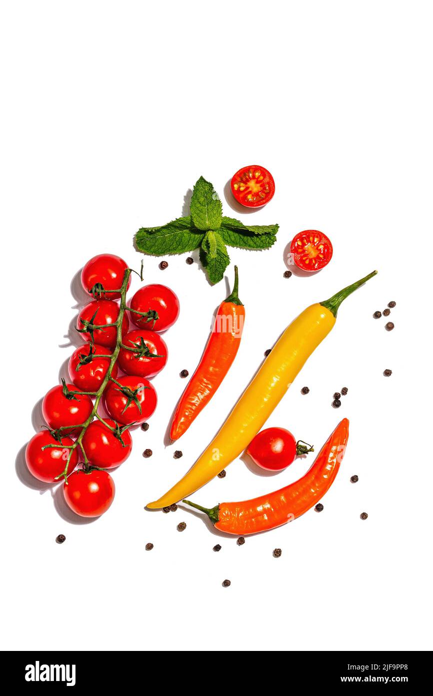 Fond de cuisson avec cerise tomate, piments de couleur piment et épices ...