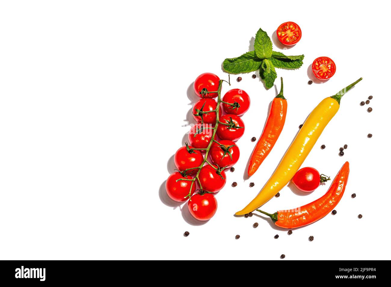 Fond de cuisson avec cerise tomate, piments de couleur piment et épices ...