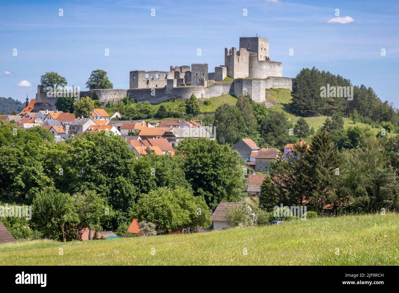 Le château de Rabi est une ruine médiévale, au-dessus de la rivière ...