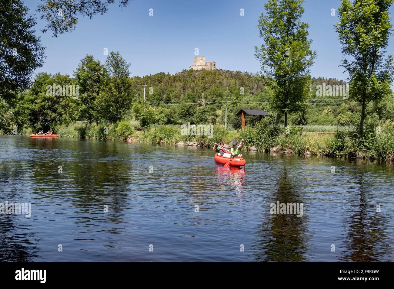 Le château de Rabi est une ruine médiévale, au-dessus de la rivière ...