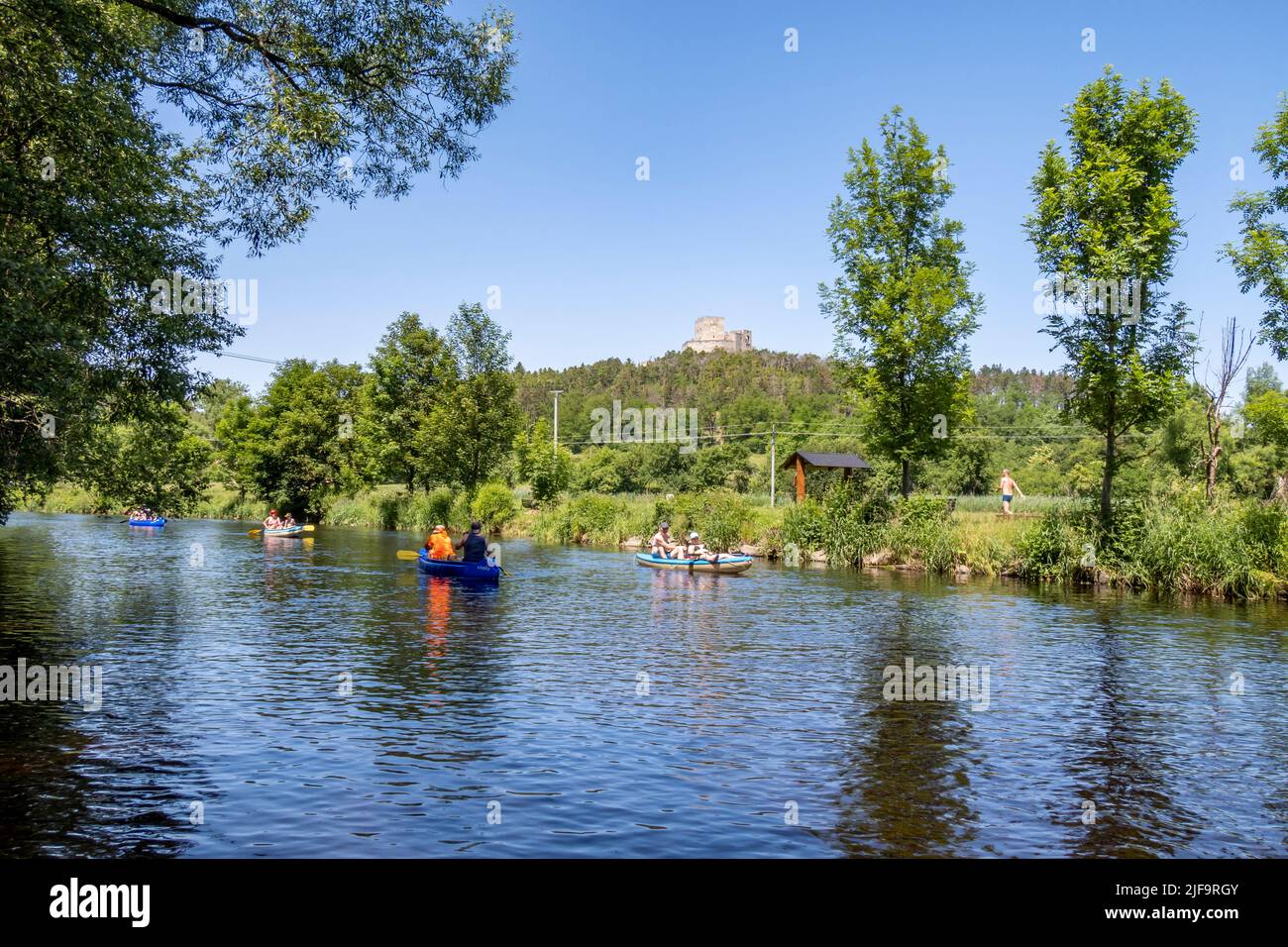 Le château de Rabi est une ruine médiévale, au-dessus de la rivière ...