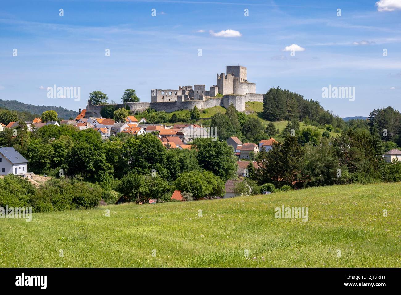 Le château de Rabi est une ruine médiévale, au-dessus de la rivière ...