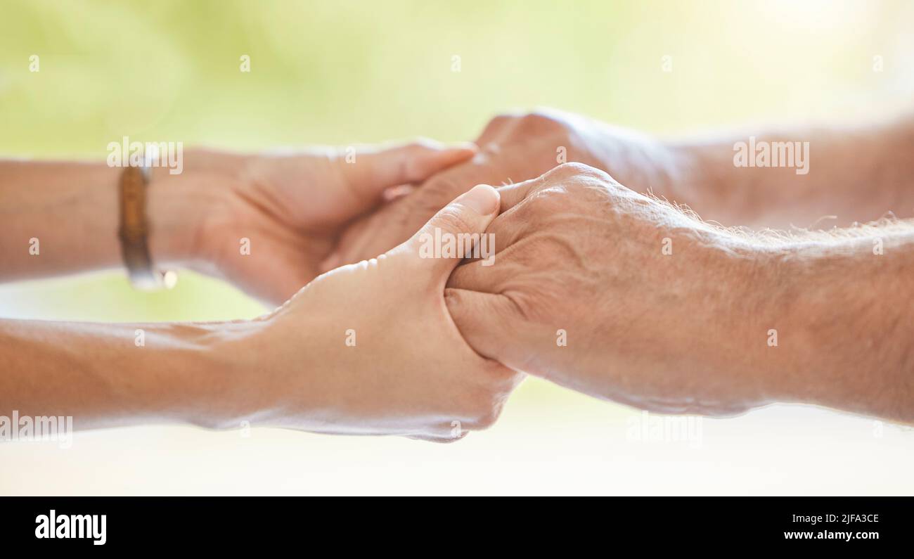 Gros plan sur un médecin méconnaissable offrant son soutien au patient ...