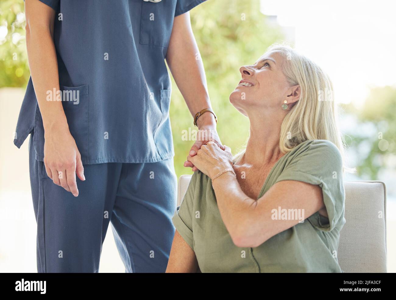 Gros plan sur un médecin méconnaissable offrant son soutien au patient ...