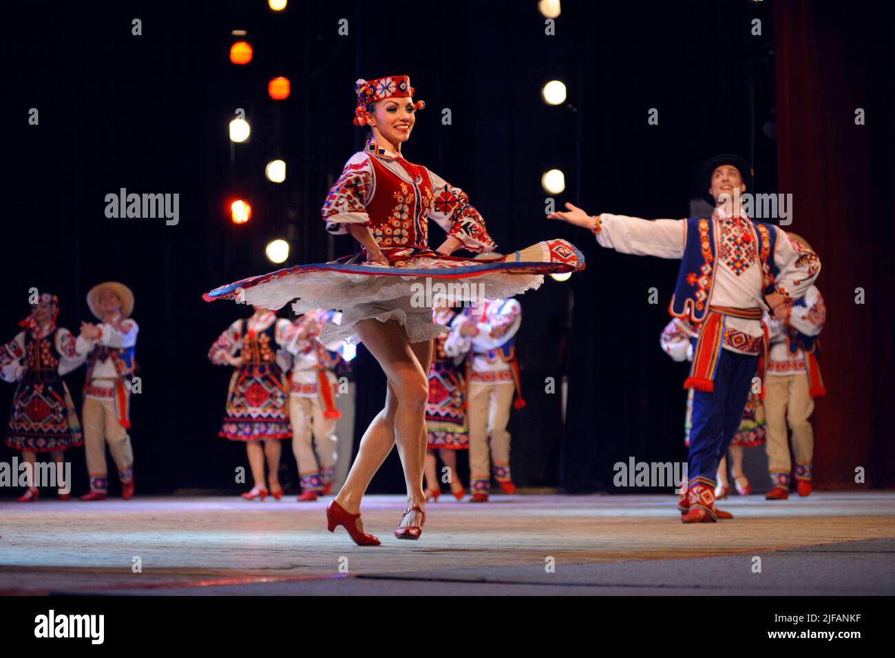 Des danseurs de l'ensemble national de danse folklorique de Virsky se ...