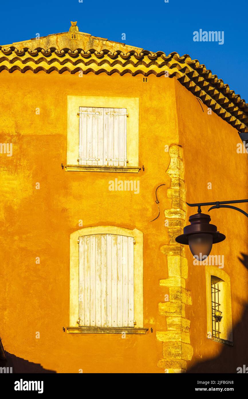 France, Vaucluse, Parc naturel régional du Luberon, Roussillon ...