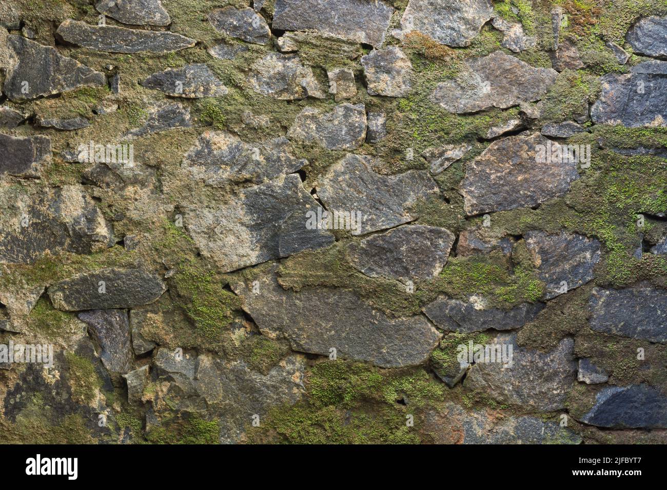 section d'une surface de mur en pierre construite avec du ciment et ...