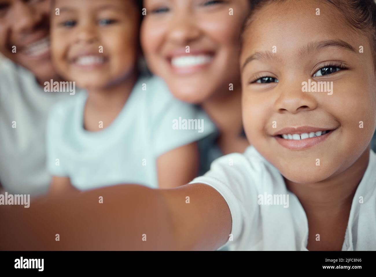 Gros plan d'adorable petite fille tenant le téléphone et prenant selfie ...