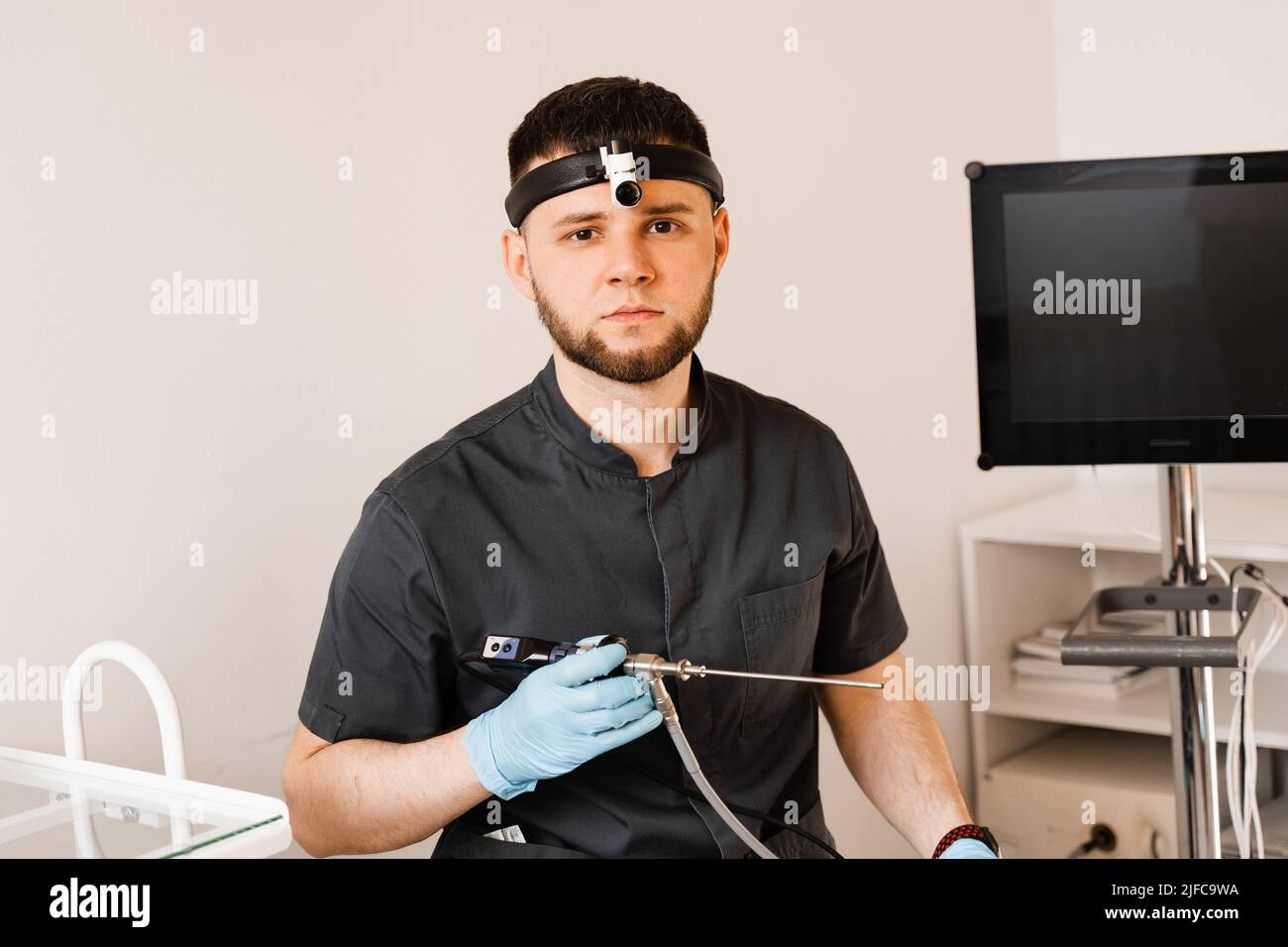 ORL médecin otolaryngologiste avec endoscope dans les mains. Procédure ...