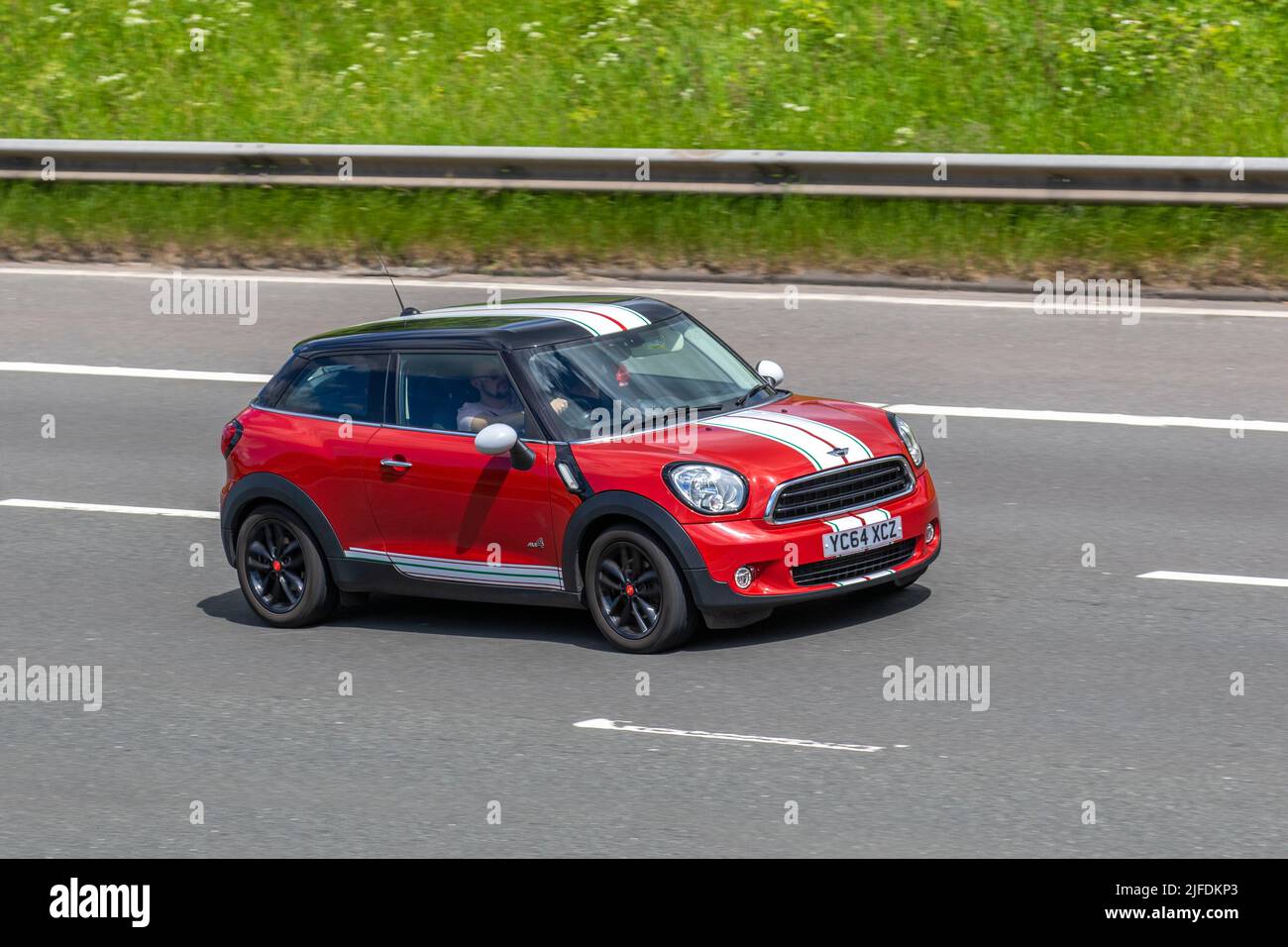 2014 Red Mini Paceman Cooper D All4 Diesel SUV 1598cc ; conduite sur l ...