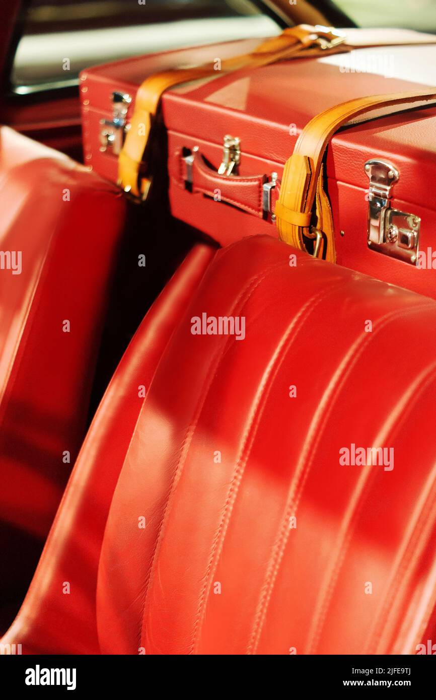 Valise de voyage en voiture Banque de photographies et d’images à haute ...