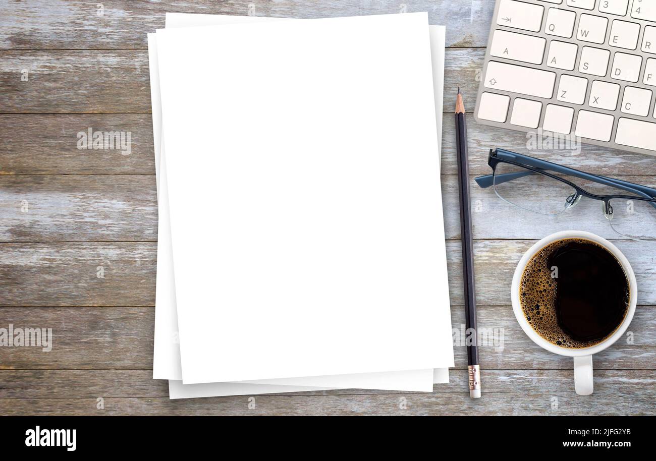 Papier blanc ou bloc-notes avec crayon et mini clavier, cofee sur table ...