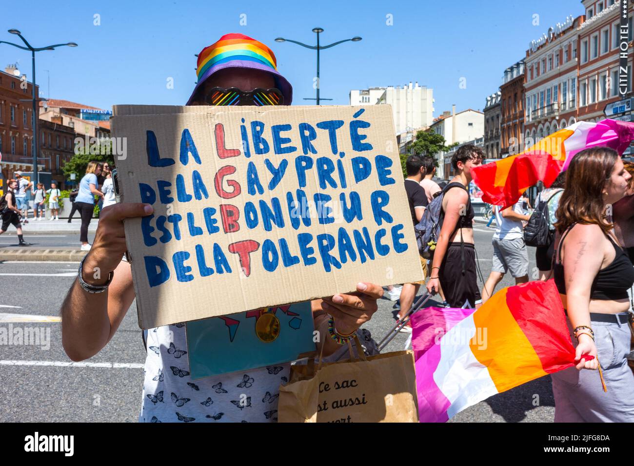 Une personne tient un écriteau, Gaypride liberté est tolérance bonheur ...