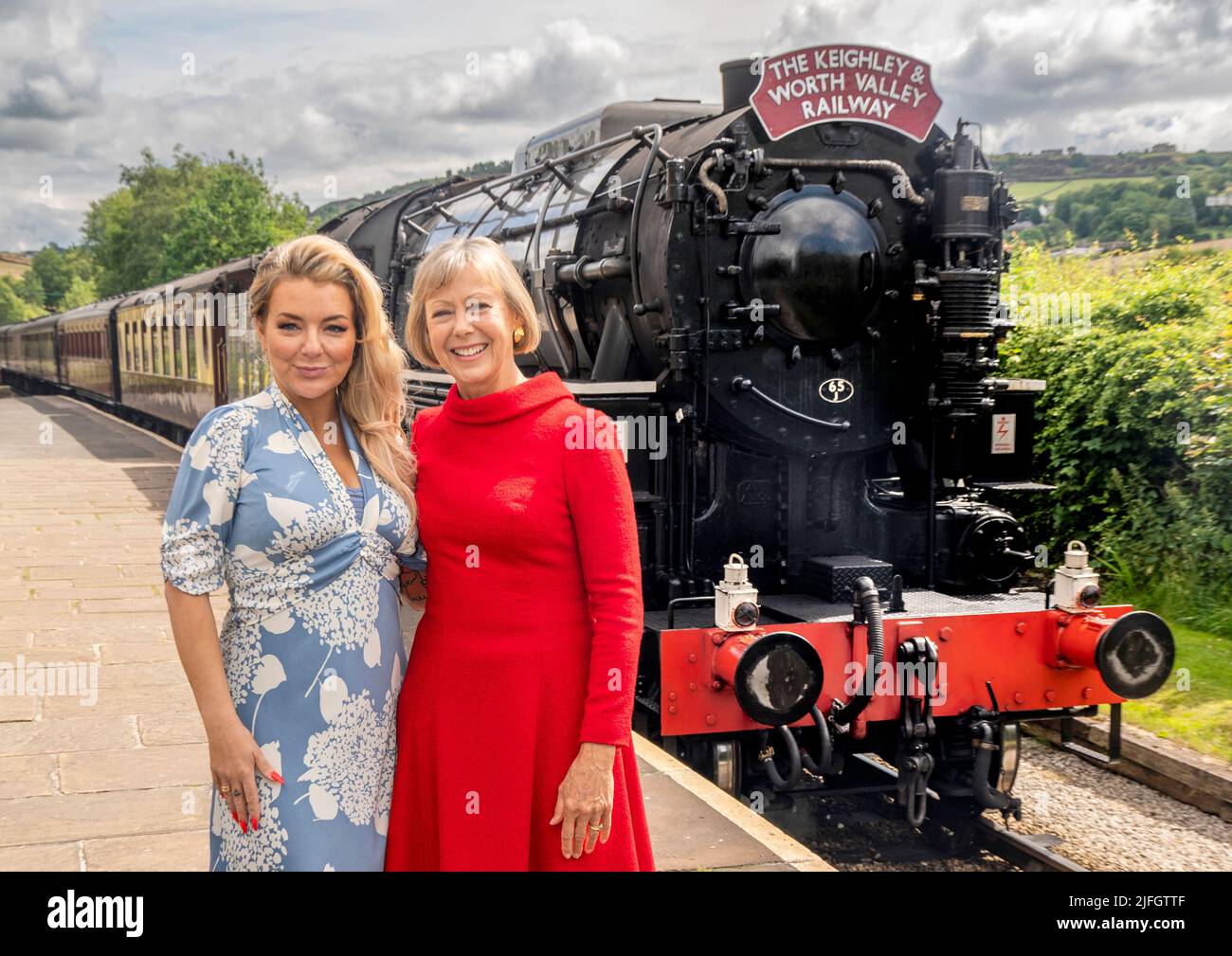 Sheridan Smith (à gauche) et Jenny Agutter avant de monter à bord d'un ...