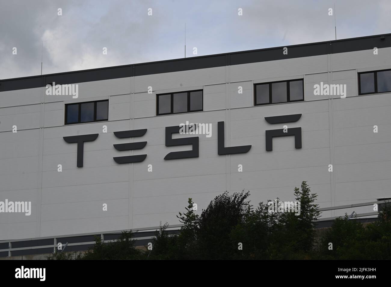 25 juin 2022, Rhénanie-Palatinat, Prüm: Logo, lettrage de Tesla à l ...