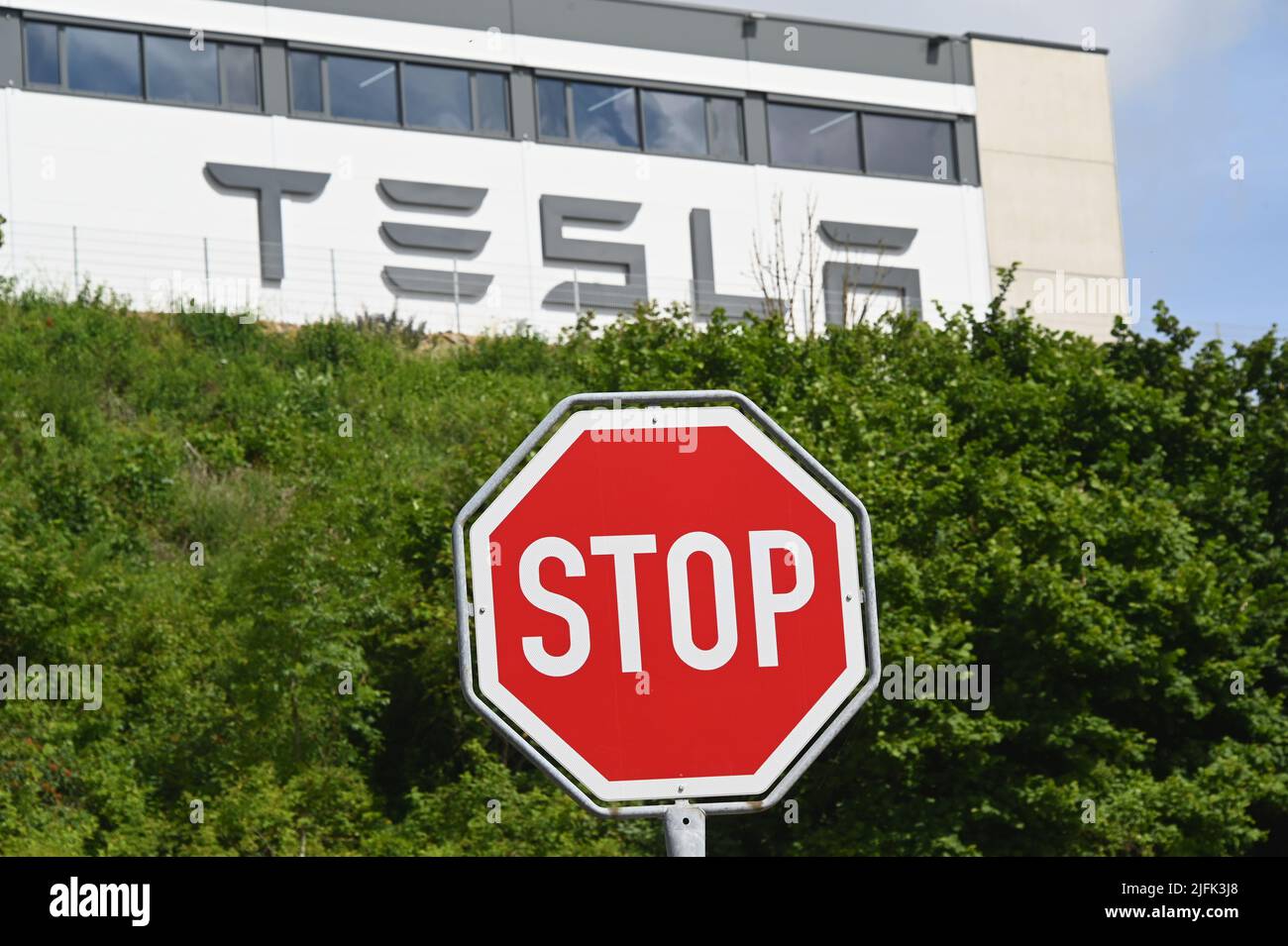 25 juin 2022, Rhénanie-Palatinat, Prüm: Stop devant le logo, lettrage ...