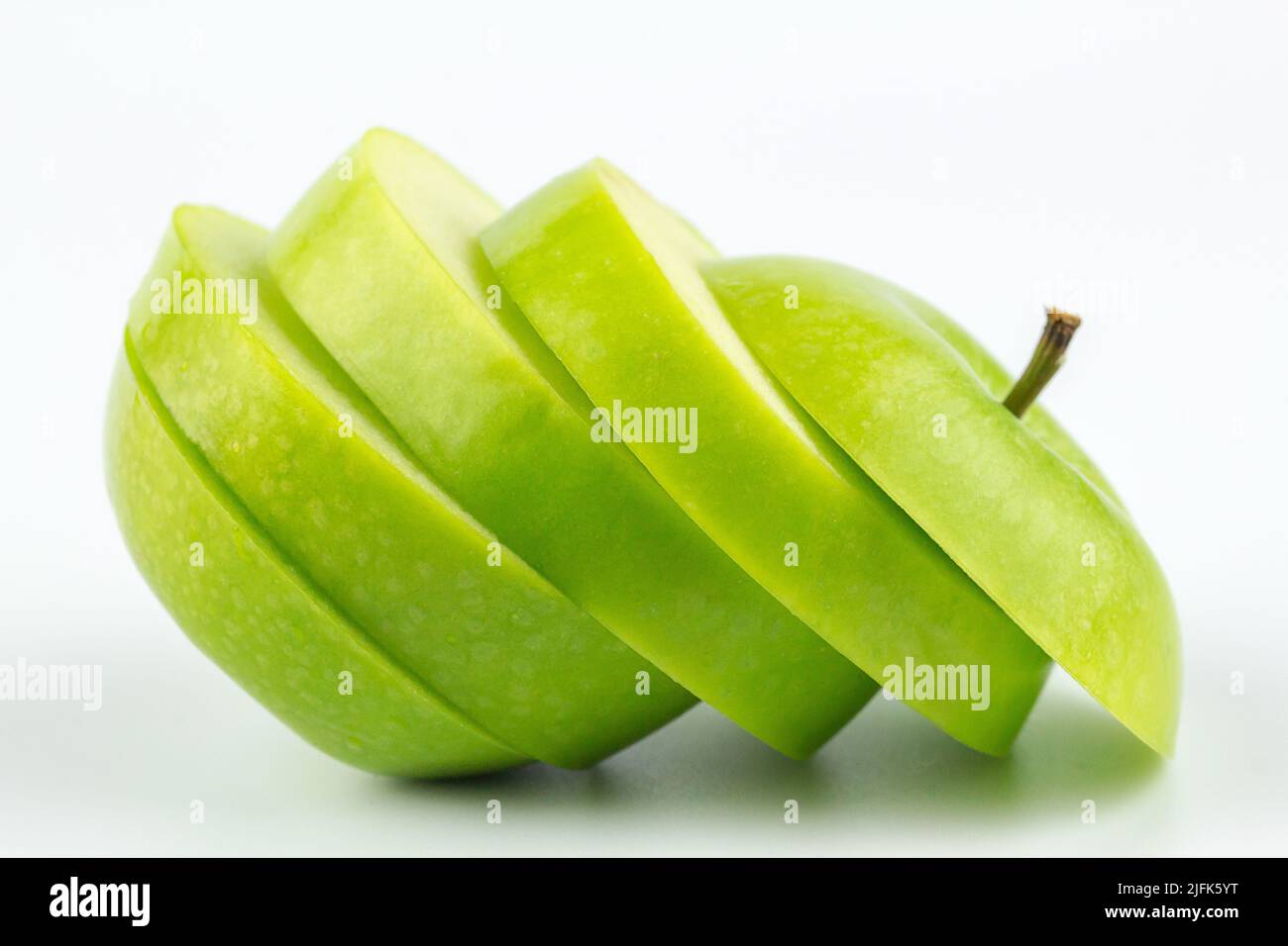 Fruit entier de pomme verte avec tranche (coupée) isolée sur fond blanc ...