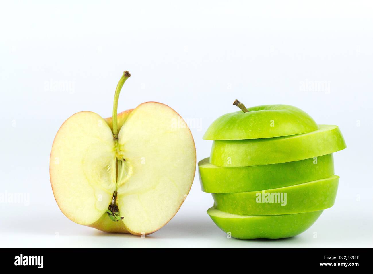 Fruits entiers de pommes vertes et rouges avec tranche (coupée) isolée ...