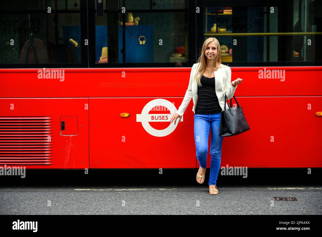 Une fille qui prend le bus Banque de photographies et d’images à haute ...