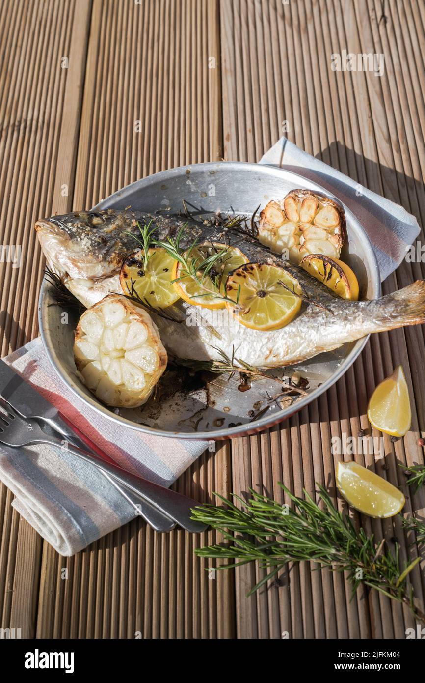 Délicieux dorado grillé au citron et au persil. Barbecue entier de la ...