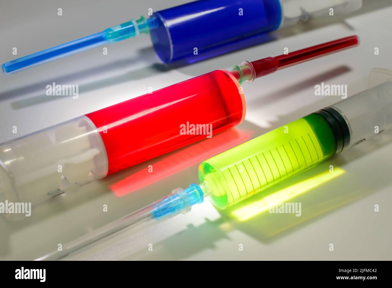 Seringues médicales pour arbres avec peinture colorée de différentes ...