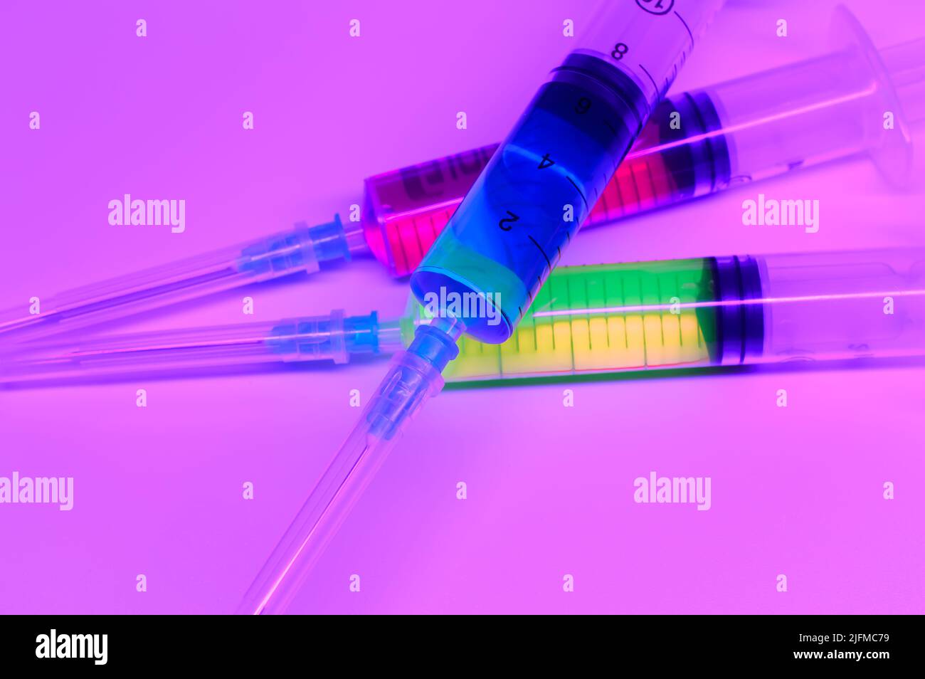 éjection de la seringue liquide Banque de photographies et d’images à ...