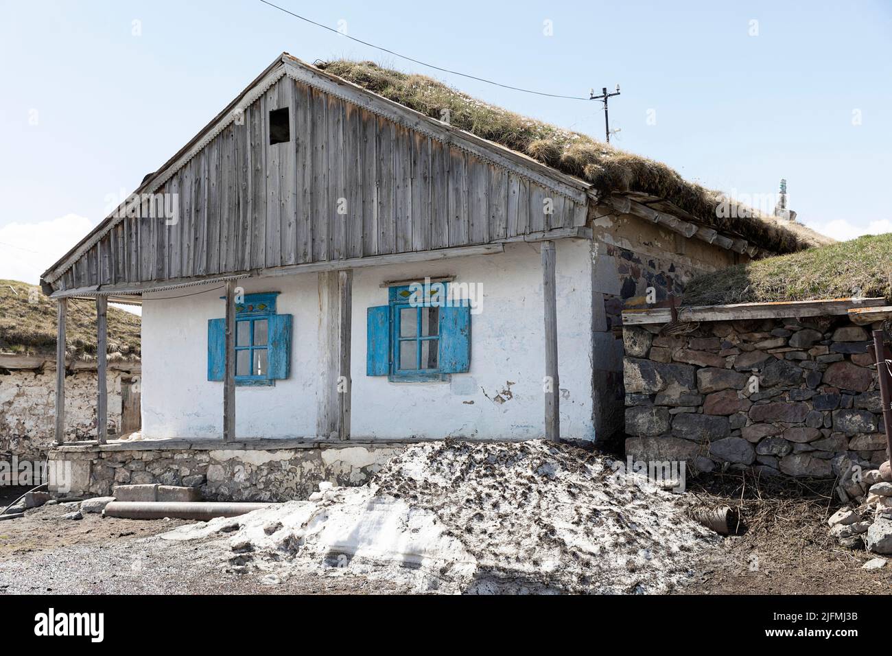 Belles maisons traditionnelles uniques au toit de gazon dans le village ...
