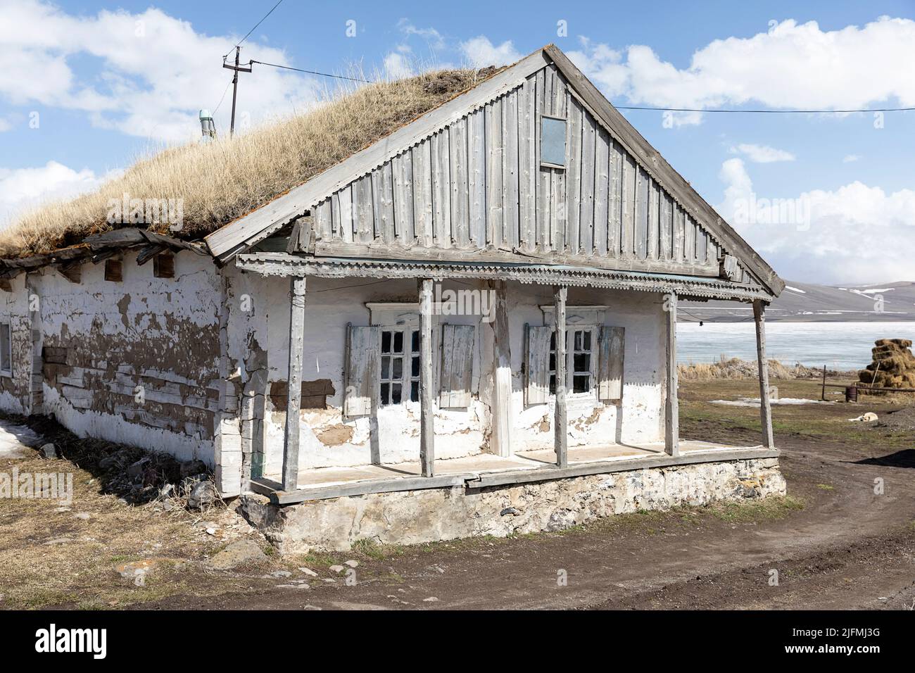 Belles maisons traditionnelles uniques au toit de gazon dans le village ...
