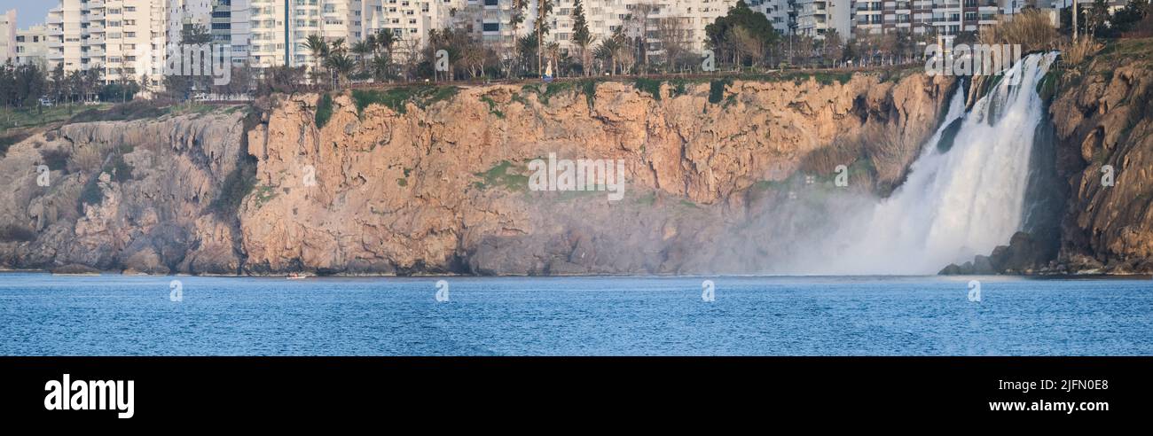 Turquie - cascade de Antalya Duden. L'endroit où la cascade se déverse ...