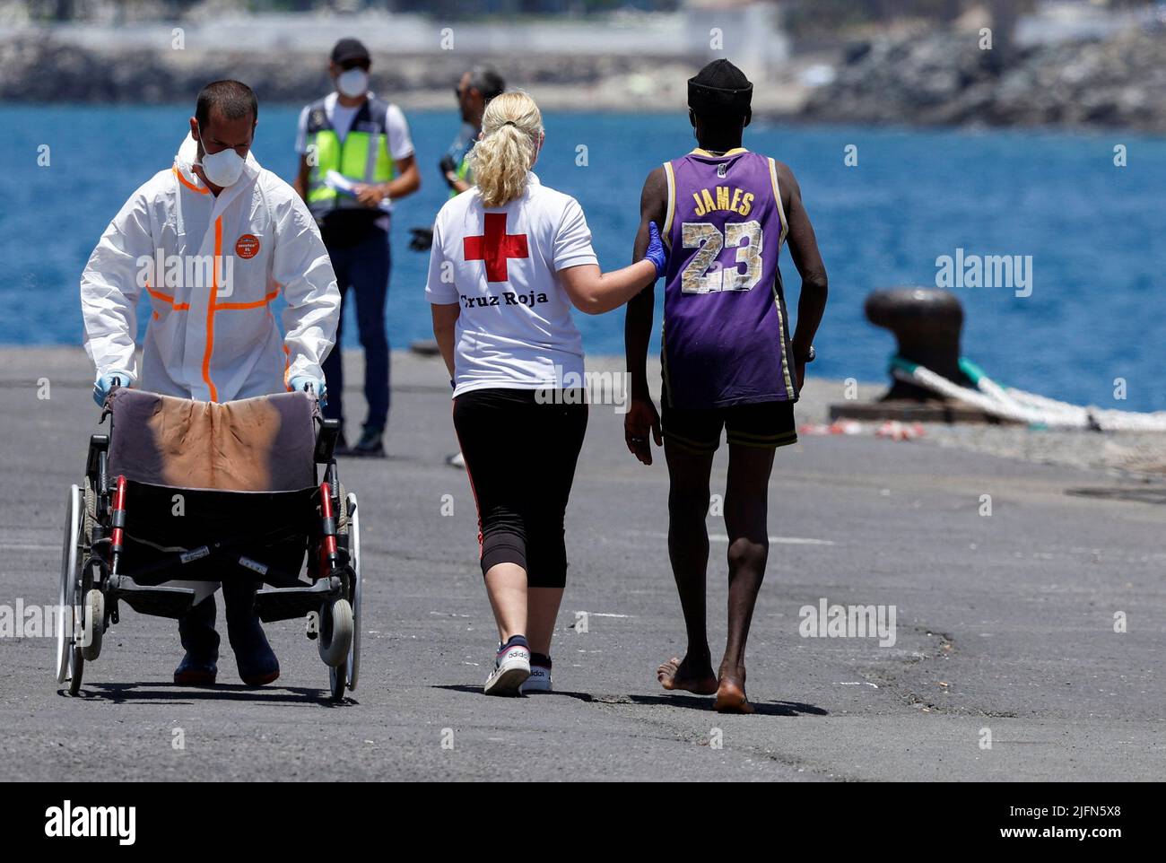 Sauveteur de la croix rouge Banque de photographies et d’images à haute ...