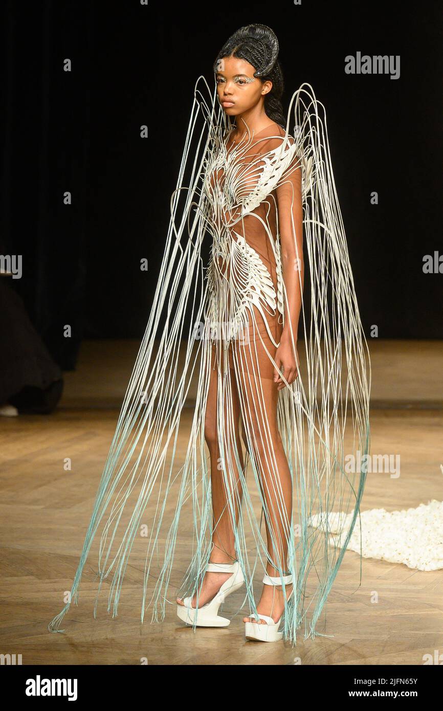 Paris, France. 04/07/2022, Un mannequin marche sur la piste lors du salon Iris Van Herpen haute ...
