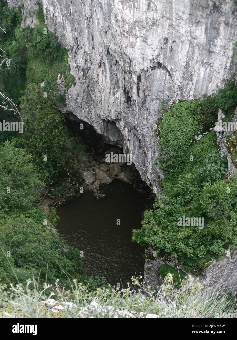 La cascade de Hotnishki, ou Kaya Bunar, est une cascade sur la rivière ...