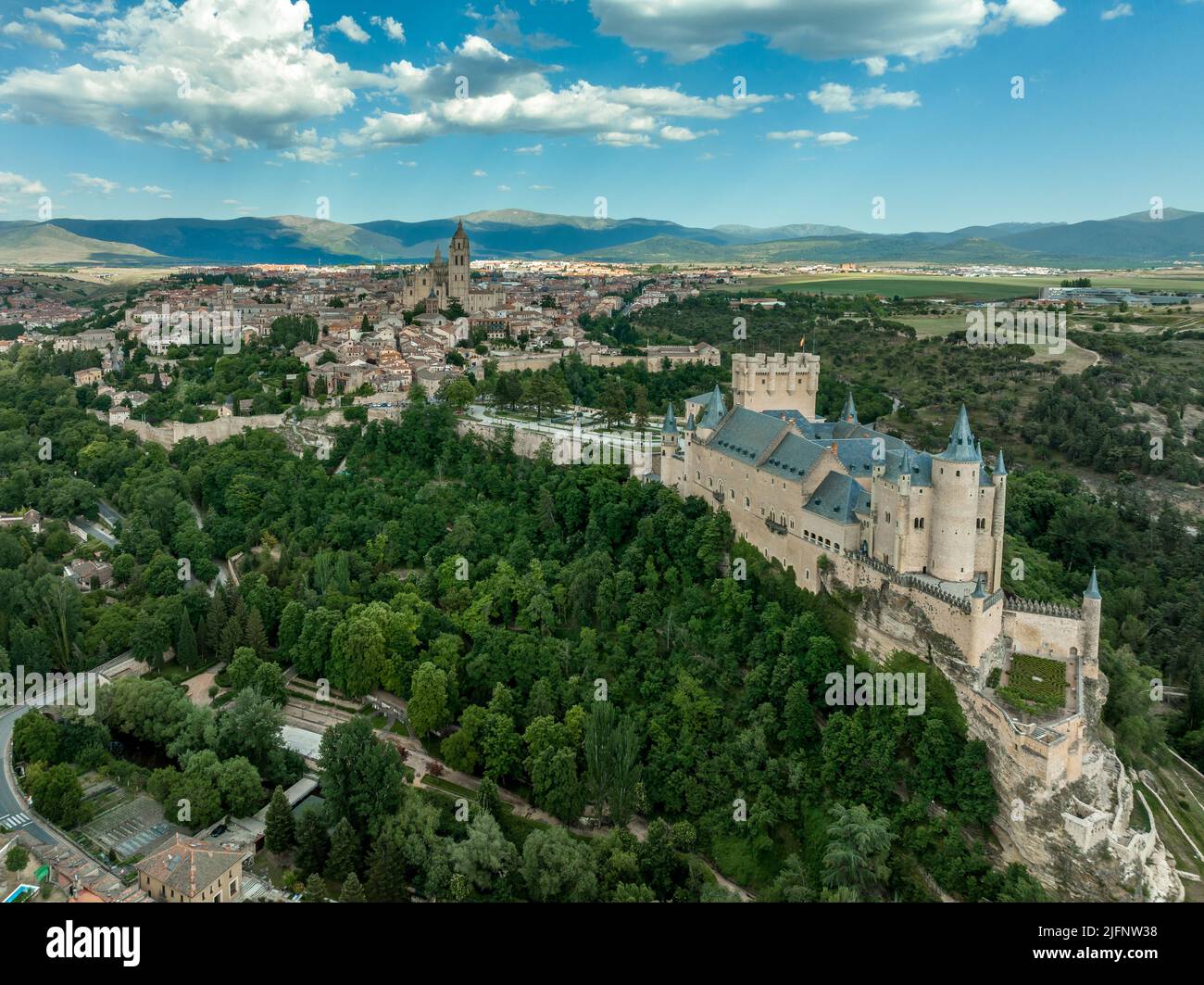 Vue aérienne du centre médiéval de Ségovie, palais royal de l'Alcazar ...