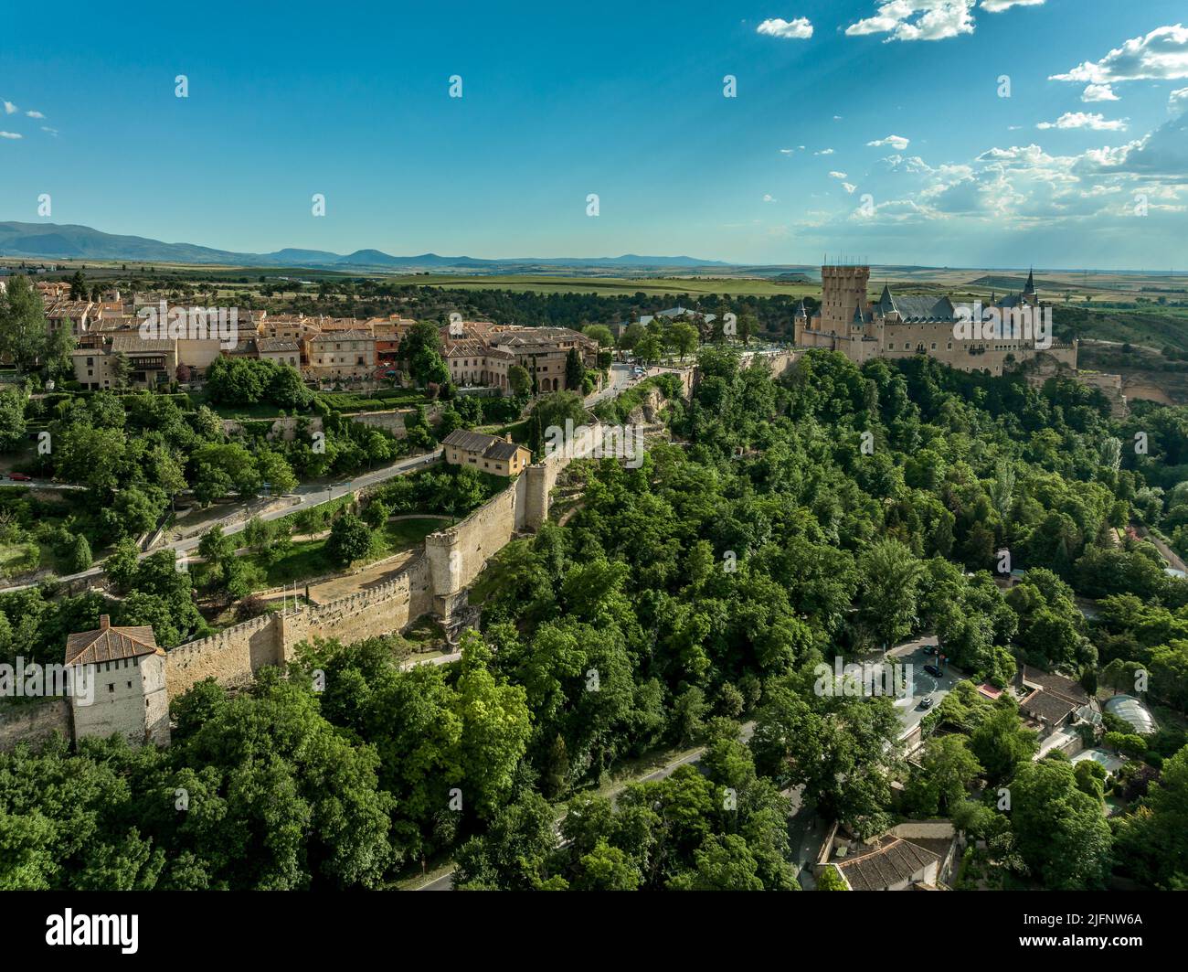 Vue aérienne du centre médiéval de Ségovie, palais royal de l'Alcazar ...