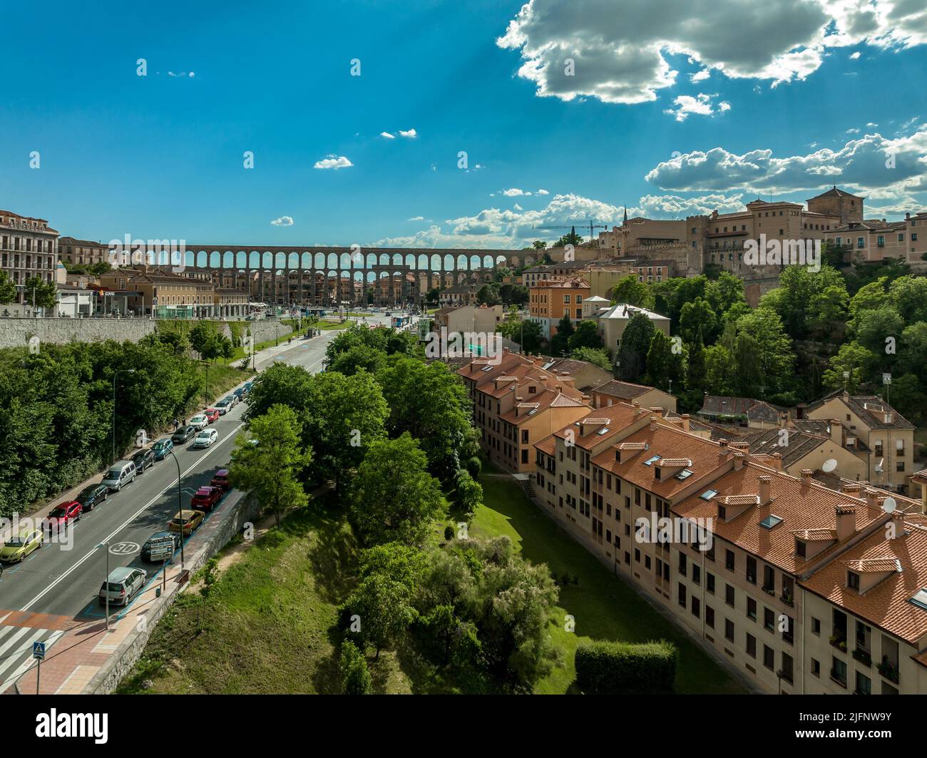Vue aérienne du centre médiéval de Ségovie, palais royal de l'Alcazar ...