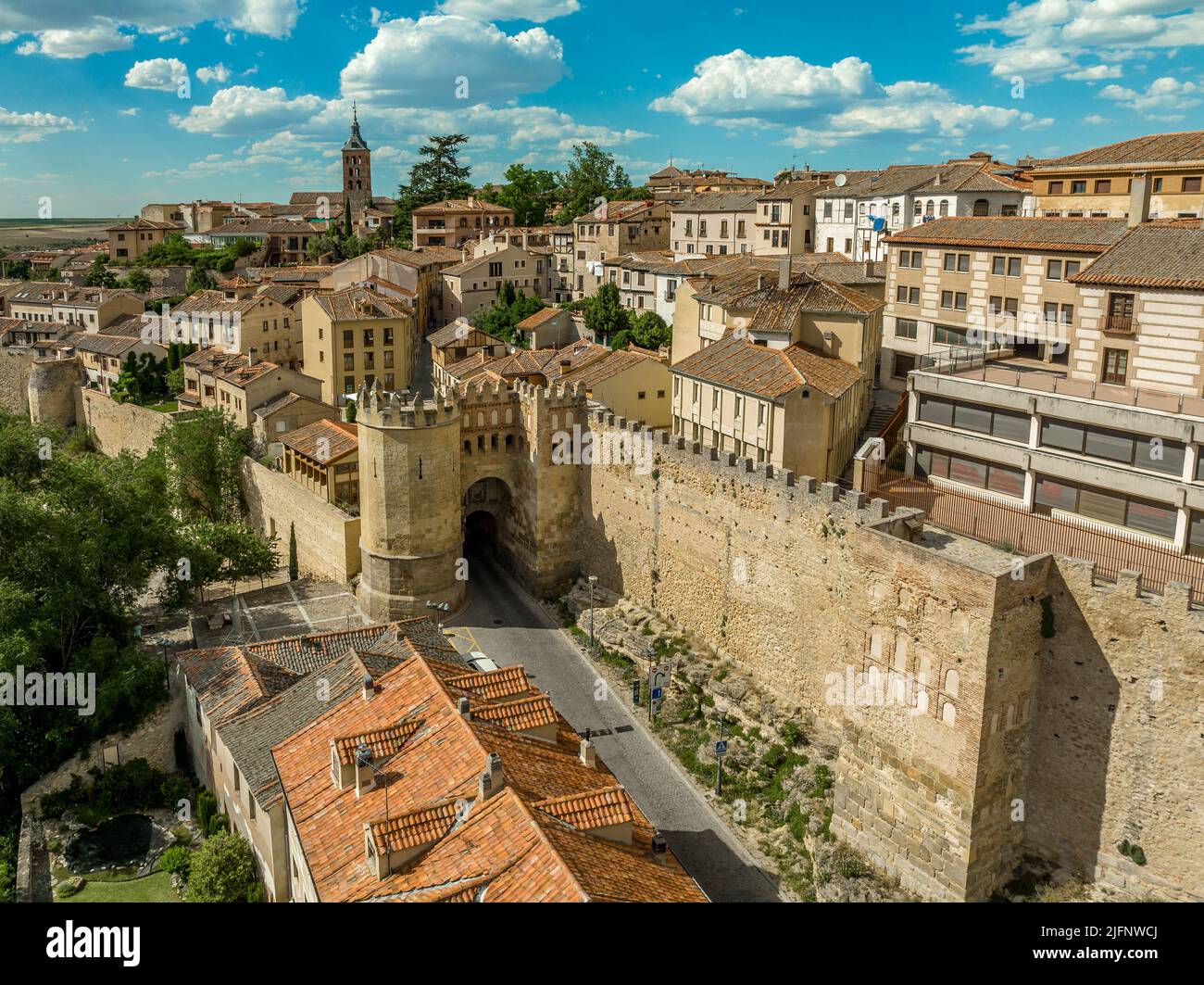 Vue aérienne du centre médiéval de Ségovie, palais royal de l'Alcazar ...