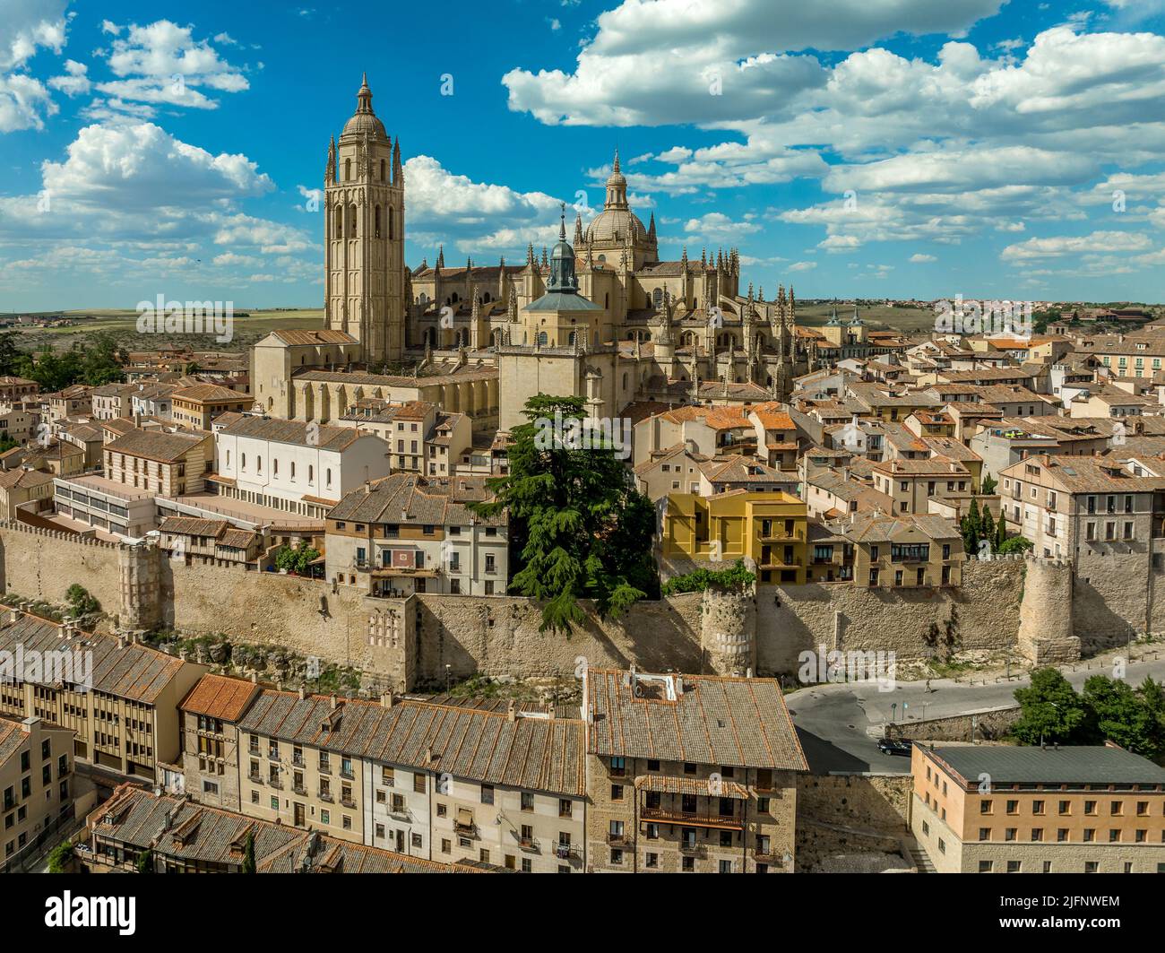 Vue aérienne du centre médiéval de Ségovie, palais royal de l'Alcazar ...