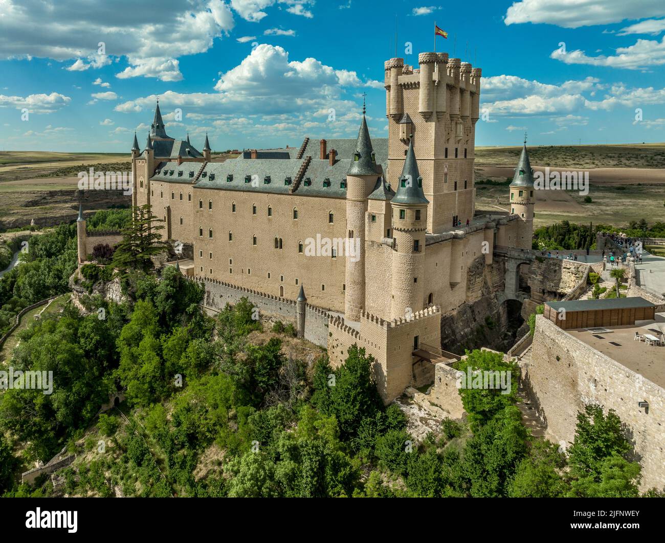 Vue aérienne du centre médiéval de Ségovie, palais royal de l'Alcazar ...