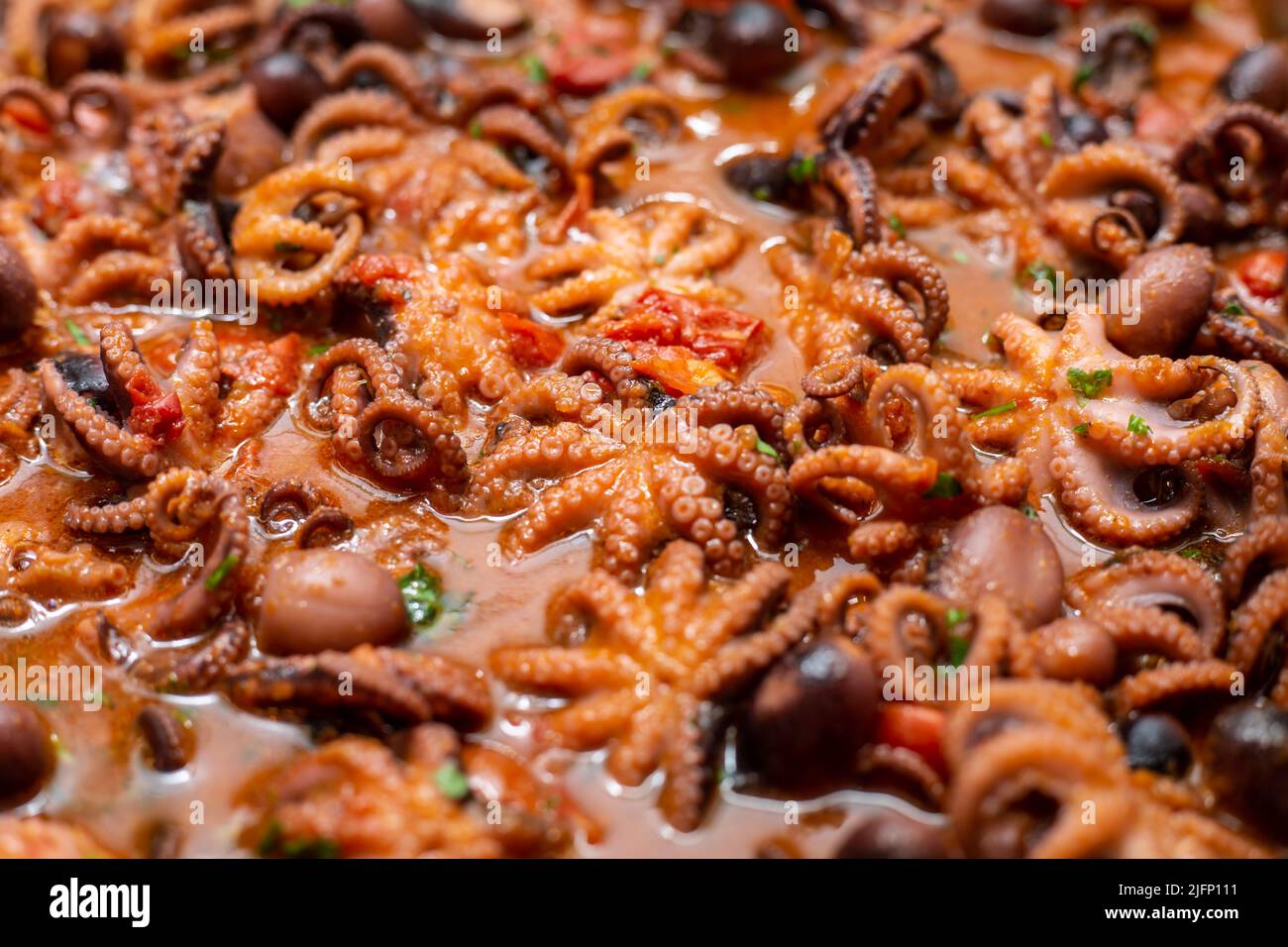 Les pieuvres sont cuites avec de la tomate, des olives.Octopus ...