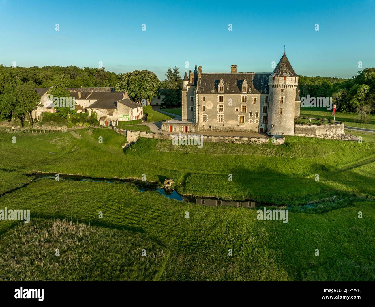 Vue aérienne du château de Montpoupon, château de la Renaissance ...