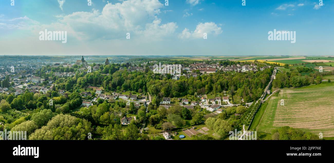Remparts en pierre avec tours, tours de portes, douves dans la France ...