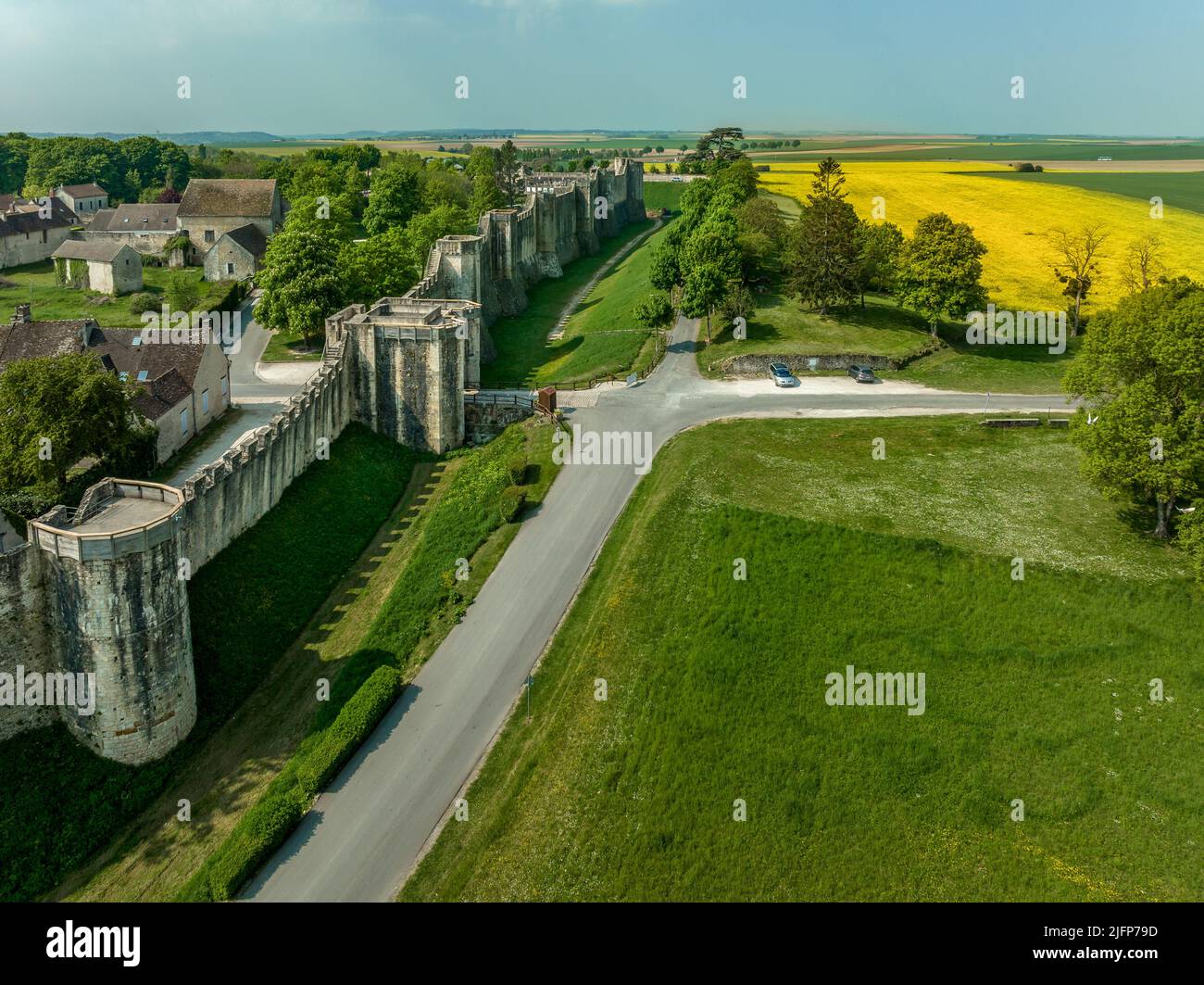 Remparts en pierre avec tours, tours de portes, douves dans la France ...