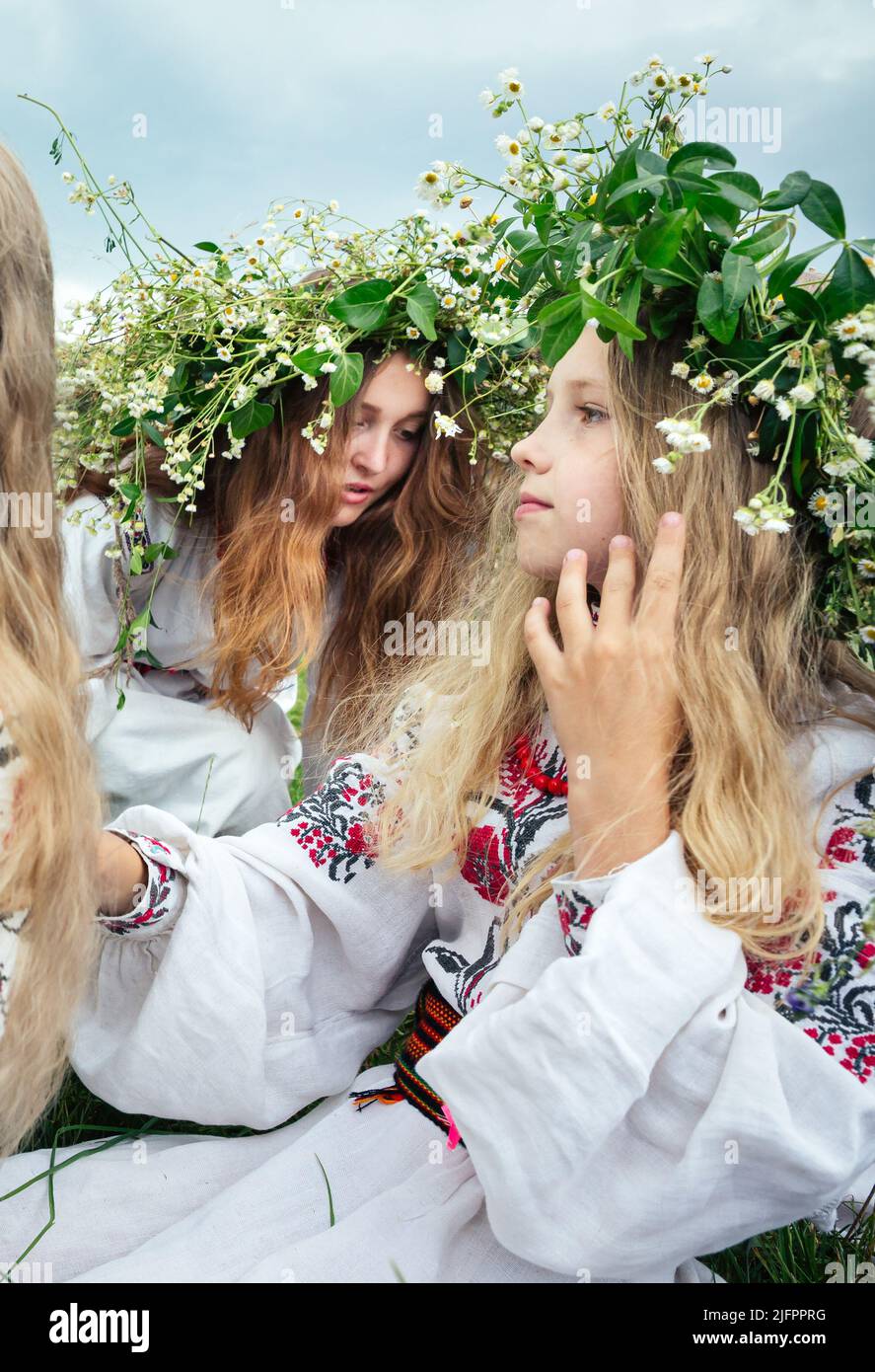 Les adolescentes vêtues de vêtements nationaux ukrainiens et les ...