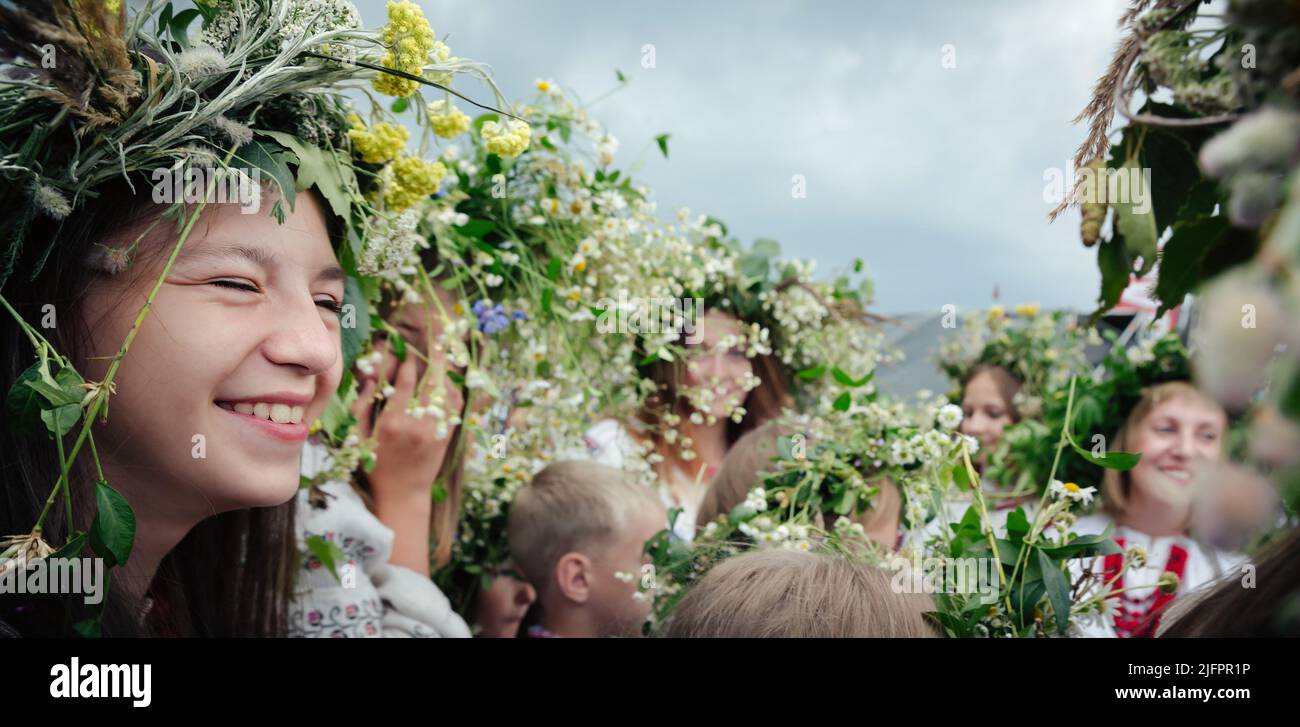 Les adolescentes vêtues de vêtements nationaux ukrainiens et les ...
