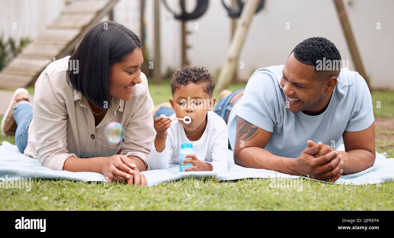 Nous étions une famille heureuse. Photo d'une famille qui s'amuse ...