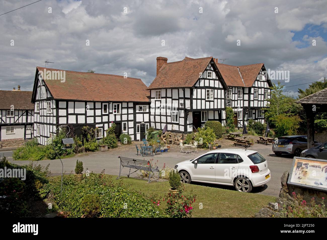 Le New Inn est une auberge médieaval à colombages classée ancienne ...