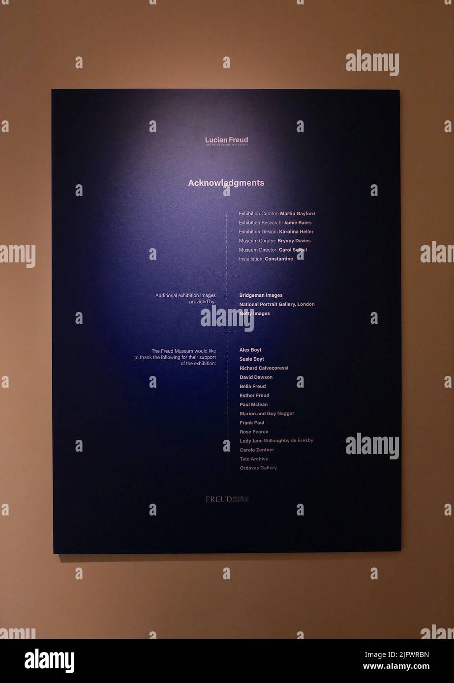 Le fils de Lucien Freud , Alex Boyt . en photo à côté de son portrait ...